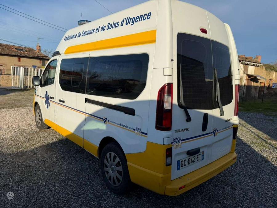 White Renault Trafic 2021 in Panevezys, with an engine capacity of 2.00 L and mileage of 320 thousand km for 10300 €, photo 3 on AUTOMOTO.COM.LV