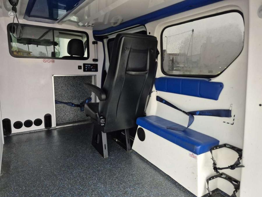 White Renault Trafic 2021 in Raseiniai, with an engine capacity of 2.00 L and mileage of 252 thousand km for 9300 €, photo 29 on AUTOMOTO.COM.LV