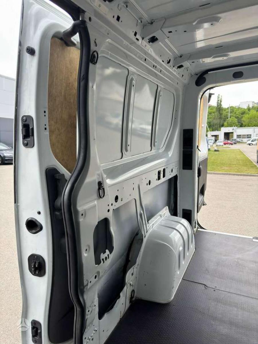 Balts Renault Trafic 2021 Jonava, ar dzinēja tilpumu 0.00 L un nobraukumu 108 tūkst. km par 10150 €, foto 19 vietnē AUTOMOTO.COM.LV