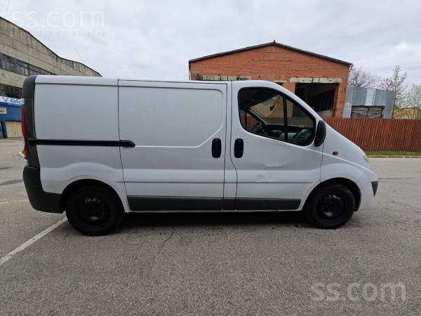 White Renault Trafic 2009 in Cesis, with an engine capacity of 2.00 L and mileage of 321 thousand km for 3550 €, photo 5 on AUTOMOTO.COM.LV
