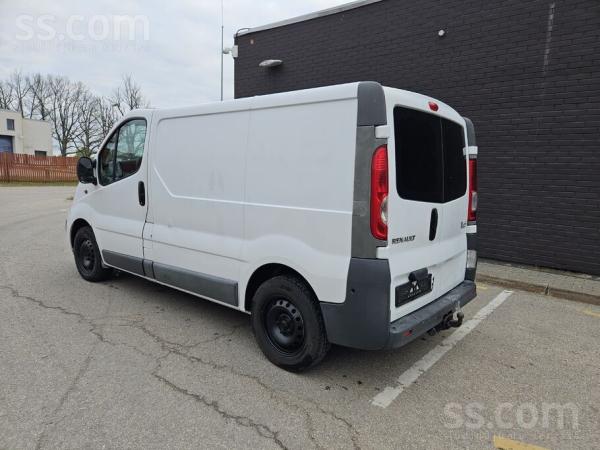 White Renault Trafic 2009 in Cesis, with an engine capacity of 2.00 L and mileage of 321 thousand km for 3550 €, photo 8 on AUTOMOTO.COM.LV