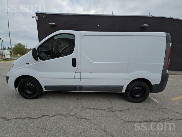 White Renault Trafic 2009 in Cesis, with an engine capacity of 2.00 L and mileage of 321 thousand km for 3550 €, photo 9 on AUTOMOTO.COM.LV