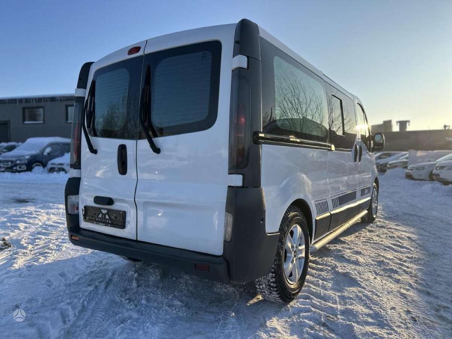 Yellow Renault Trafic 2006 in Siauliai, with an engine capacity of 2.00 L and mileage of 258 thousand km for 5200 €, photo 8 on AUTOMOTO.COM.LV