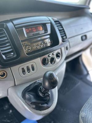 Yellow Renault Trafic 2006 in Siauliai, with an engine capacity of 2.00 L and mileage of 258 thousand km for 5200 €, photo 19 on AUTOMOTO.COM.LV