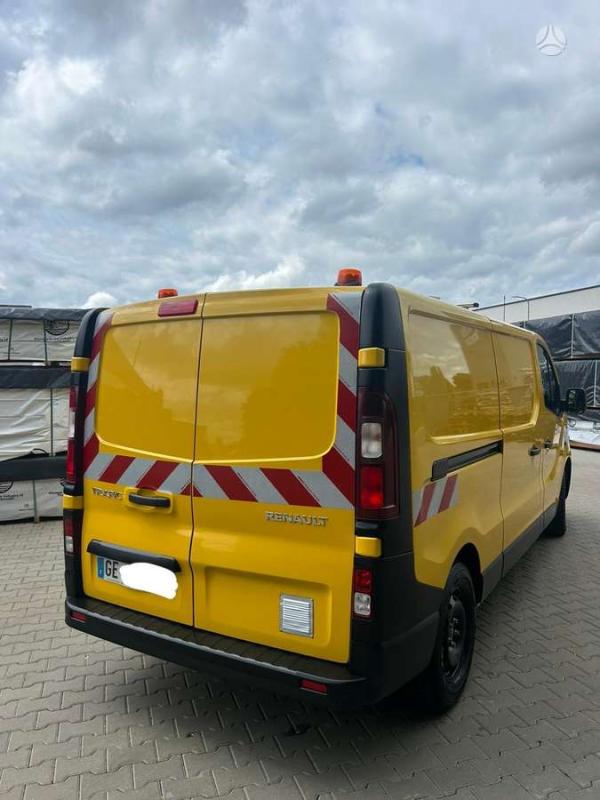 Yellow Renault Trafic 2022 in Kaunas, with an engine capacity of 2.00 L and mileage of 330 thousand km for 7800 €, photo 5 on AUTOMOTO.COM.LV