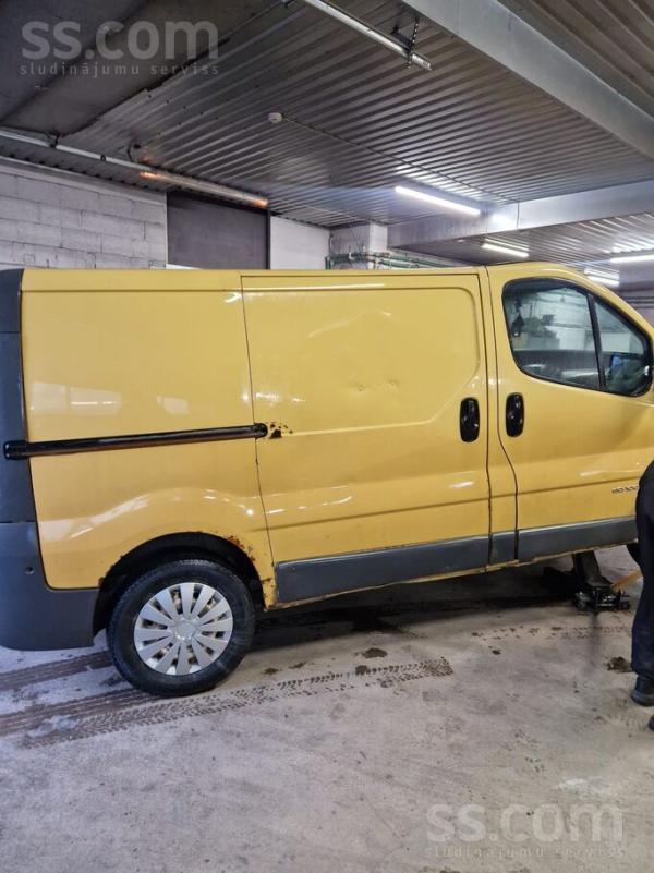 Yellow Renault Trafic 2004 in Saldus, with an engine capacity of 1.90 L and mileage of 495 thousand km for 1500 €, photo 3 on AUTOMOTO.COM.LV