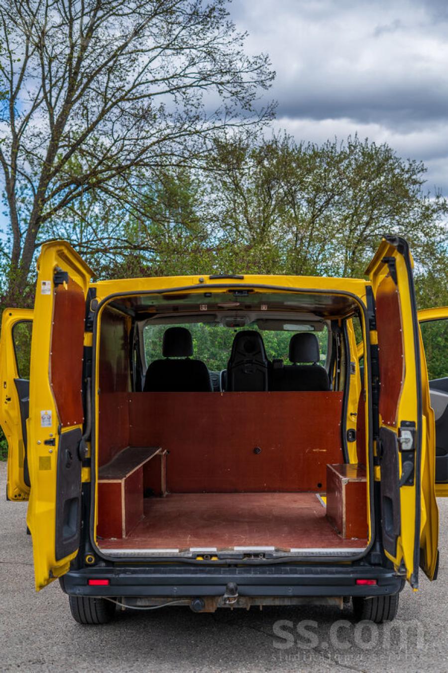 Yellow Renault Trafic 2017 in Tukums, with an engine capacity of 1.60 L and mileage of 211 thousand km for 8900 €, photo 7 on AUTOMOTO.COM.LV