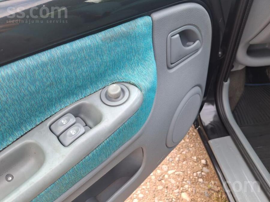 Melns Renault Twingo 2004 Tukums, ar dzinēja tilpumu 1.20 L un nobraukumu 155 tūkst. km par 1690 €, foto 12 vietnē AUTOMOTO.COM.LV