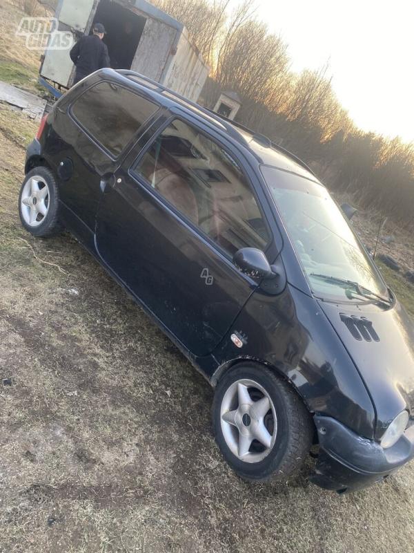 Black Renault Twingo 2002 in Kazlu Ruda, with an engine capacity of 1.10 L and mileage of 152 thousand km for 349 €, photo 4 on AUTOMOTO.COM.LV