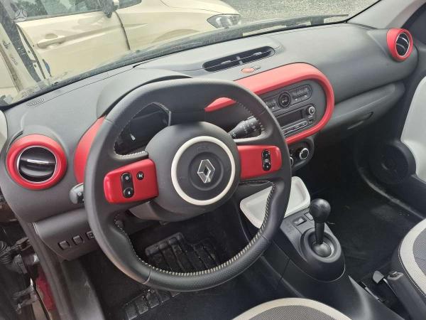 Black Renault Twingo 2019 in Rokiskis, with an engine capacity of 0.90 L and mileage of 70 thousand km for 3000 €, photo 8 on AUTOMOTO.COM.LV