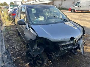 Grey Renault Twingo 2016 in Taurage, with an engine capacity of 1.00 L and mileage of 136 thousand km for 1500 €, photo 6 on AUTOMOTO.COM.LV