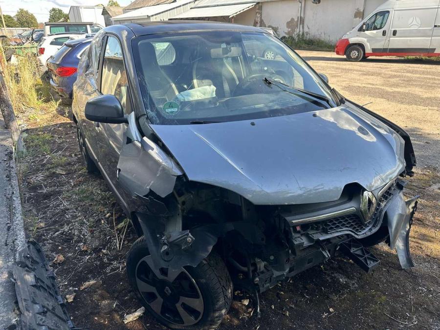 Grey Renault Twingo 2016 in Taurage, with an engine capacity of 1.00 L and mileage of 136 thousand km for 1500 €, photo 6 on AUTOMOTO.COM.LV