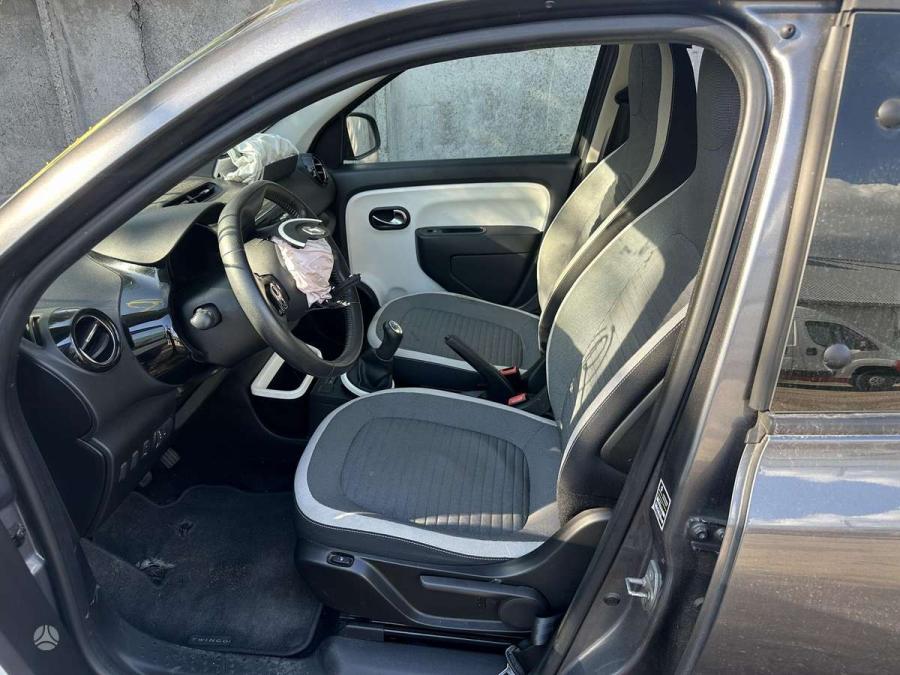 Grey Renault Twingo 2016 in Taurage, with an engine capacity of 1.00 L and mileage of 136 thousand km for 1500 €, photo 9 on AUTOMOTO.COM.LV