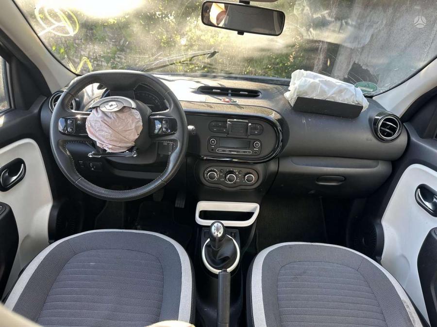 Grey Renault Twingo 2016 in Taurage, with an engine capacity of 1.00 L and mileage of 136 thousand km for 1500 €, photo 10 on AUTOMOTO.COM.LV