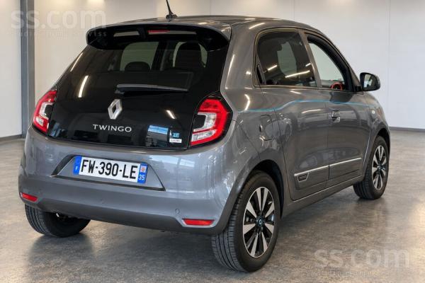 Grey Renault Twingo 2020 in Limbazi, with an engine capacity of 1.10 L and mileage of 101 thousand km for 11945 €, photo 4 on AUTOMOTO.COM.LV