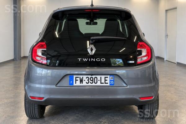 Grey Renault Twingo 2020 in Limbazi, with an engine capacity of 1.10 L and mileage of 101 thousand km for 11945 €, photo 5 on AUTOMOTO.COM.LV