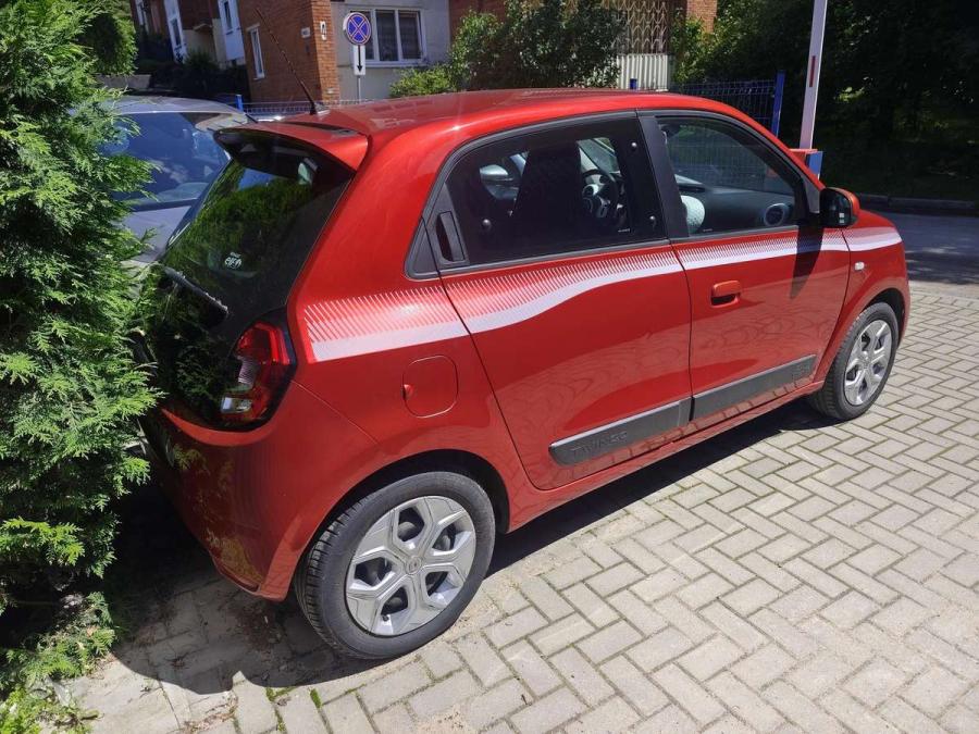 Red Renault Twingo 2019 in Kaunas, with an engine capacity of 1.00 L and mileage of 39 thousand km for 4499 €, photo 3 on AUTOMOTO.COM.LV