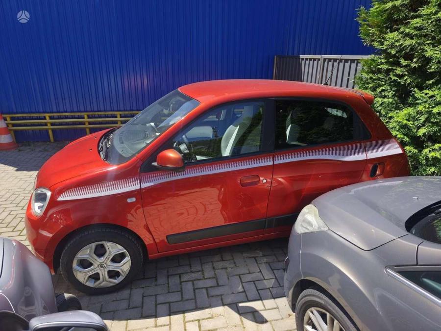 Red Renault Twingo 2019 in Kaunas, with an engine capacity of 1.00 L and mileage of 39 thousand km for 4499 €, photo 5 on AUTOMOTO.COM.LV