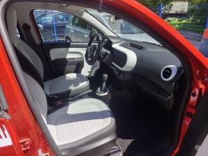 Red Renault Twingo 2019 in Kaunas, with an engine capacity of 1.00 L and mileage of 39 thousand km for 4499 €, photo 6 on AUTOMOTO.COM.LV