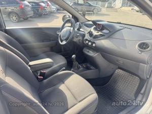 White Renault Twingo 2010 in Tallinn, with an engine capacity of 1.50 L and mileage of 202 thousand km for 2500 €, photo 6 on AUTOMOTO.COM.LV