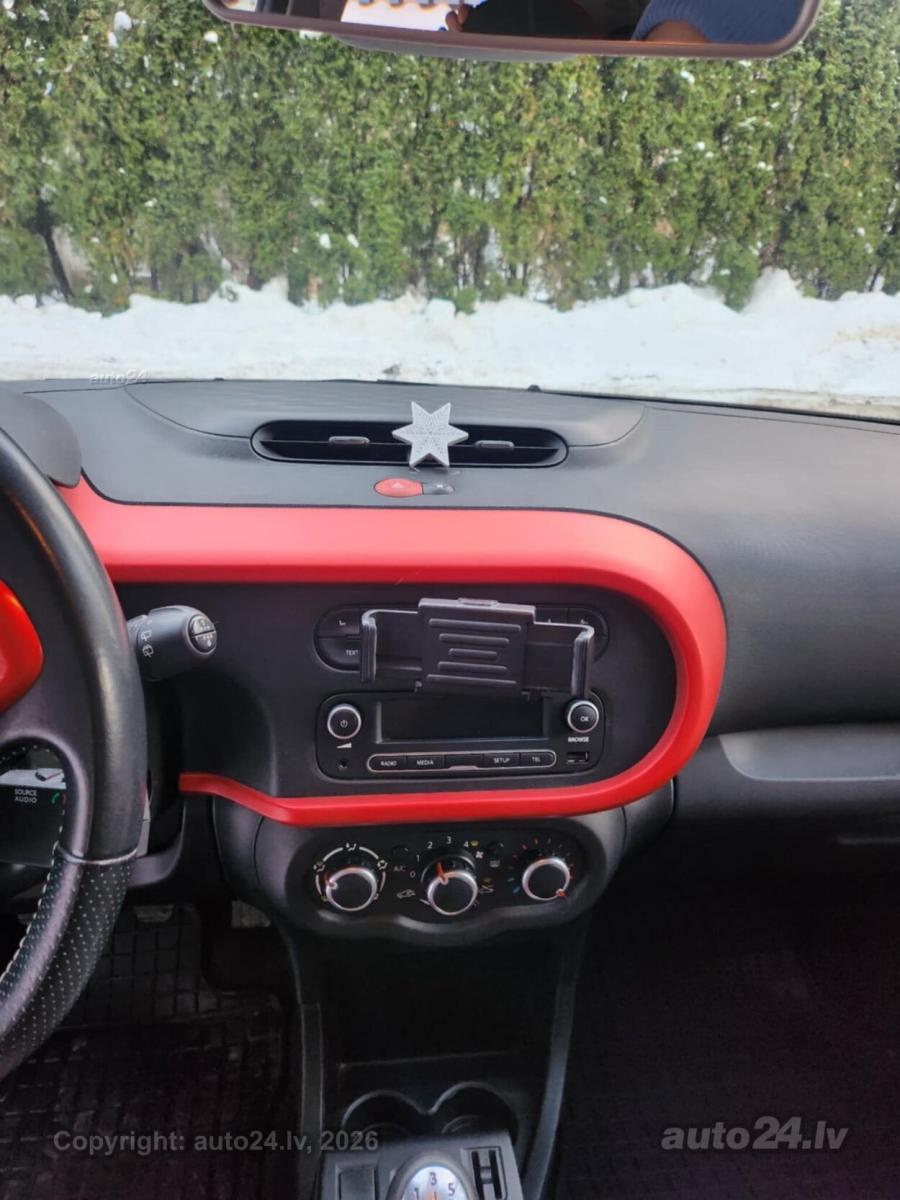 Balts Renault Twingo 2015 Tallina, ar dzinēja tilpumu 1.00 L un nobraukumu 128 tūkst. km par 3200 €, foto 12 vietnē AUTOMOTO.COM.LV