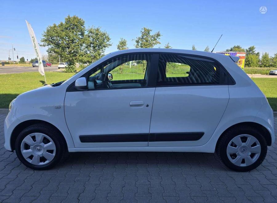White Renault Twingo 2019 in Panevezys, with an engine capacity of 1.00 L and mileage of 97 thousand km for 3999 €, photo 3 on AUTOMOTO.COM.LV