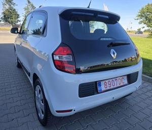 White Renault Twingo 2019 in Panevezys, with an engine capacity of 1.00 L and mileage of 97 thousand km for 3999 €, photo 4 on AUTOMOTO.COM.LV