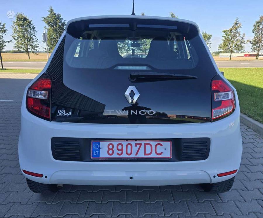 White Renault Twingo 2019 in Panevezys, with an engine capacity of 1.00 L and mileage of 97 thousand km for 3999 €, photo 5 on AUTOMOTO.COM.LV