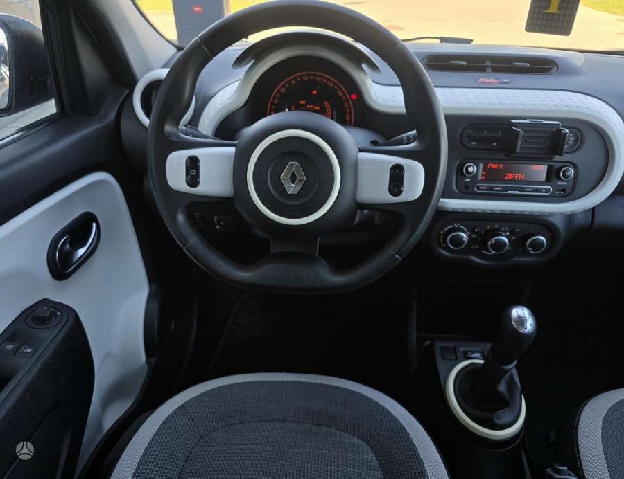 White Renault Twingo 2019 in Panevezys, with an engine capacity of 1.00 L and mileage of 97 thousand km for 3999 €, photo 16 on AUTOMOTO.COM.LV