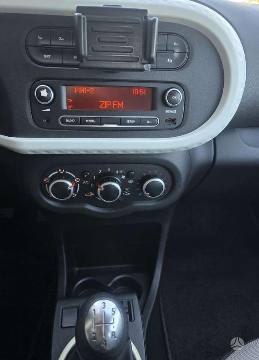 White Renault Twingo 2019 in Panevezys, with an engine capacity of 1.00 L and mileage of 97 thousand km for 3999 €, photo 20 on AUTOMOTO.COM.LV