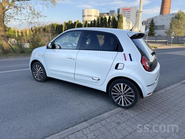White Renault Twingo 2020 in Jelgava, with an engine capacity of 0.90 L and mileage of 0 thousand km for 8700 €, photo 6 on AUTOMOTO.COM.LV