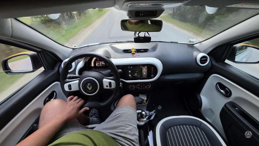 White Renault Twingo 2022 in Vilnius, with an engine capacity of 0.00 L and mileage of 31 thousand km for 7500 €, photo 7 on AUTOMOTO.COM.LV