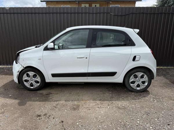 White Renault Twingo 2022 in Kaunas, with an engine capacity of 0.00 L and mileage of 35 thousand km for 5200 €, photo 6 on AUTOMOTO.COM.LV