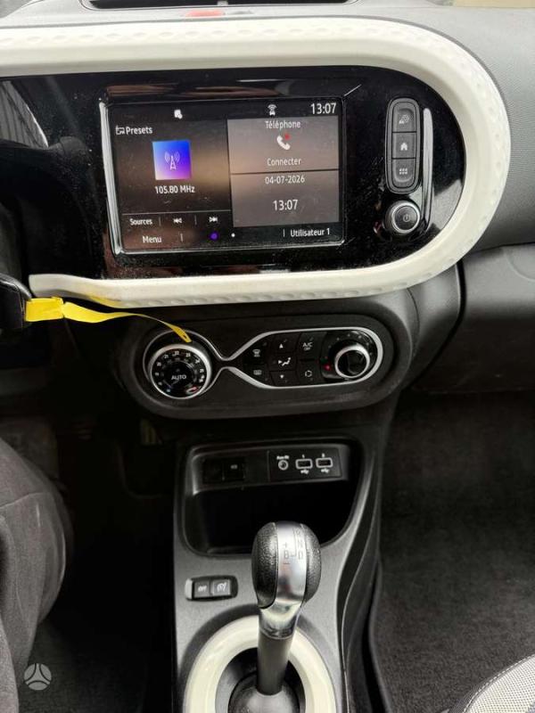 White Renault Twingo 2022 in Kaunas, with an engine capacity of 0.00 L and mileage of 34 thousand km for 4600 €, photo 9 on AUTOMOTO.COM.LV