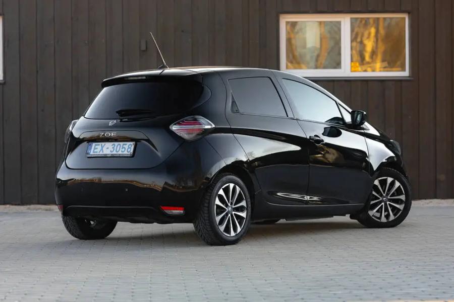 Black Renault Zoe 2020 in Jelgava, with an engine capacity of 0.00 L and mileage of 121 thousand km for 11500 €, photo 6 on AUTOMOTO.COM.LV