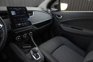Black Renault Zoe 2020 in Jelgava, with an engine capacity of 0.00 L and mileage of 121 thousand km for 11500 €, photo 12 on AUTOMOTO.COM.LV