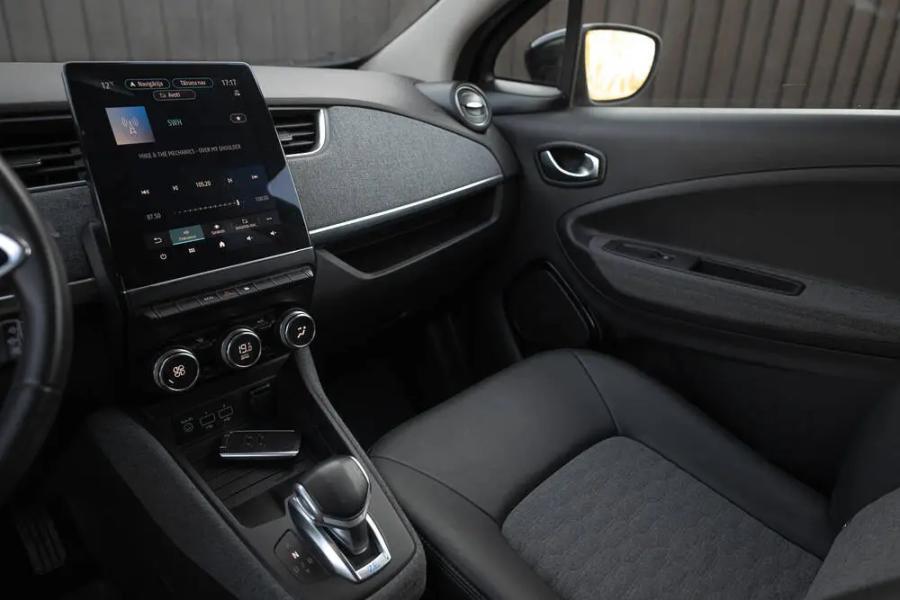 Black Renault Zoe 2020 in Jelgava, with an engine capacity of 0.00 L and mileage of 121 thousand km for 11500 €, photo 12 on AUTOMOTO.COM.LV