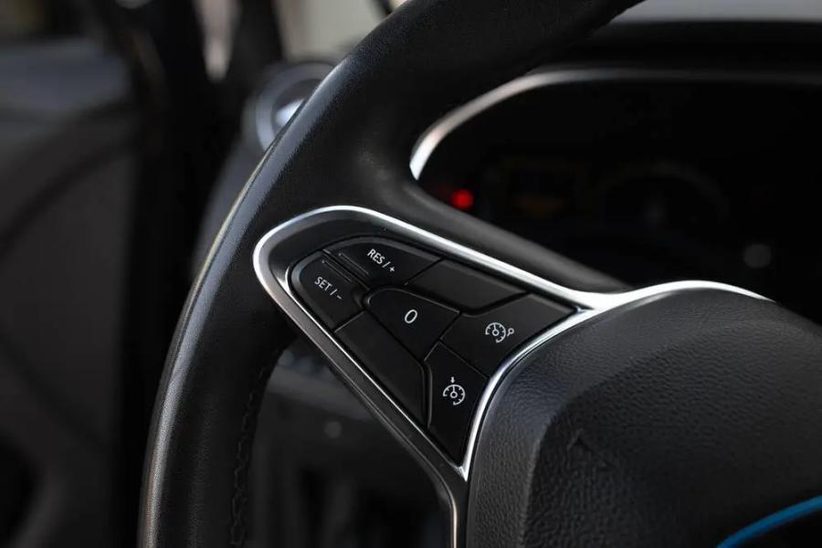 Black Renault Zoe 2020 in Jelgava, with an engine capacity of 0.00 L and mileage of 121 thousand km for 11500 €, photo 14 on AUTOMOTO.COM.LV