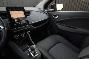 Black Renault Zoe 2020 in Jelgava, with an engine capacity of 0.00 L and mileage of 121 thousand km for 11500 €, photo 15 on AUTOMOTO.COM.LV