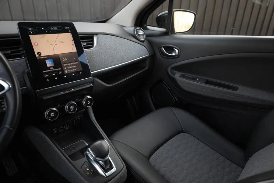 Black Renault Zoe 2020 in Jelgava, with an engine capacity of 0.00 L and mileage of 121 thousand km for 11500 €, photo 15 on AUTOMOTO.COM.LV