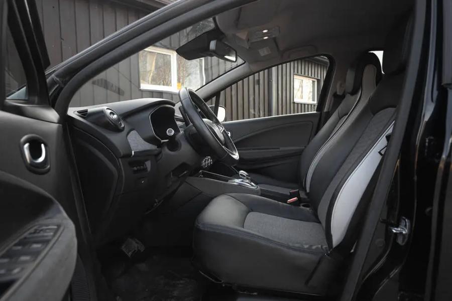 Black Renault Zoe 2020 in Jelgava, with an engine capacity of 0.00 L and mileage of 121 thousand km for 11500 €, photo 17 on AUTOMOTO.COM.LV