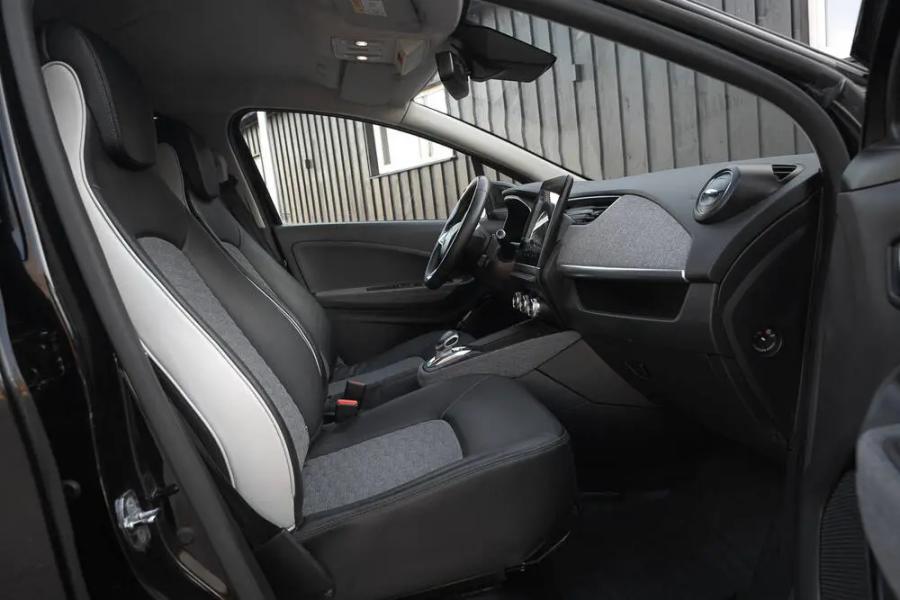 Black Renault Zoe 2020 in Jelgava, with an engine capacity of 0.00 L and mileage of 121 thousand km for 11500 €, photo 18 on AUTOMOTO.COM.LV