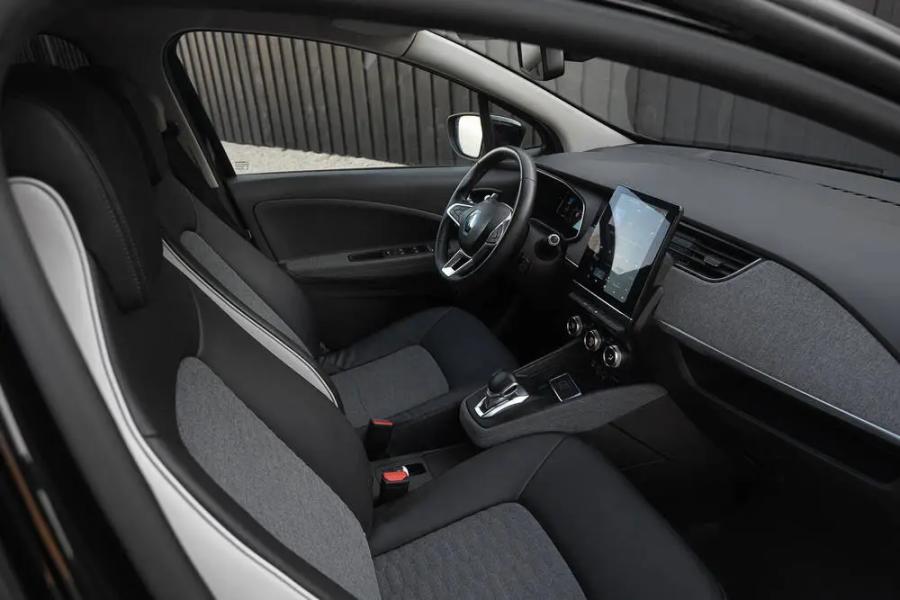 Black Renault Zoe 2020 in Jelgava, with an engine capacity of 0.00 L and mileage of 121 thousand km for 11500 €, photo 19 on AUTOMOTO.COM.LV
