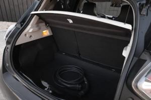 Black Renault Zoe 2020 in Jelgava, with an engine capacity of 0.00 L and mileage of 121 thousand km for 11500 €, photo 21 on AUTOMOTO.COM.LV