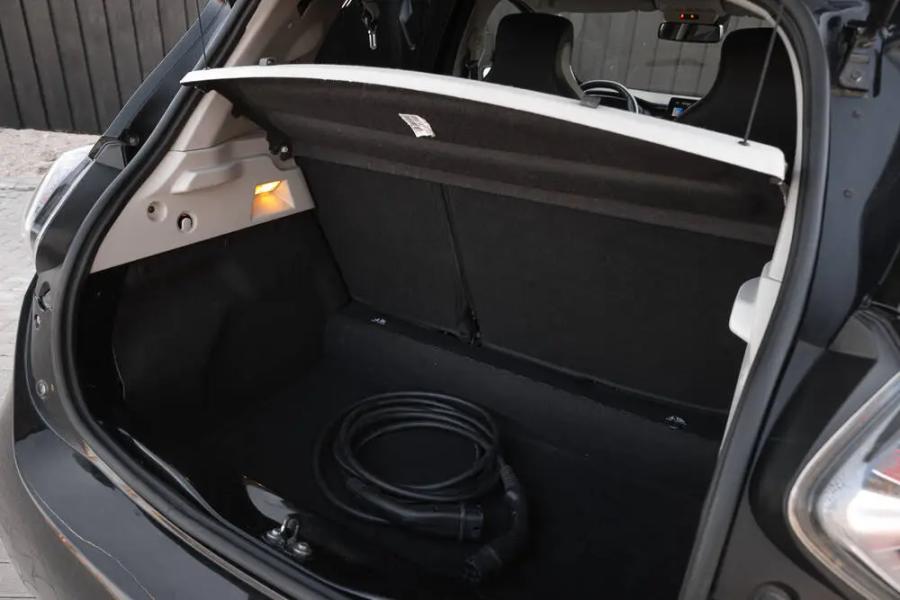 Black Renault Zoe 2020 in Jelgava, with an engine capacity of 0.00 L and mileage of 121 thousand km for 11500 €, photo 21 on AUTOMOTO.COM.LV