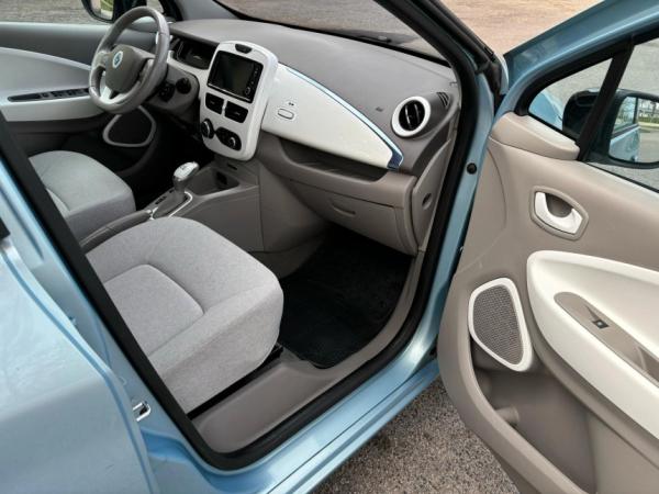 Blue Renault Zoe 2013 in Riga, with an engine capacity of 0.00 L and mileage of 149 thousand km for 5750 €, photo 4 on AUTOMOTO.COM.LV