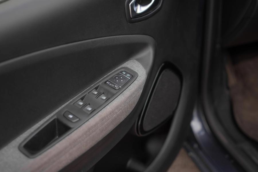 Pelēks Renault Zoe 2020 Rīga, ar dzinēja tilpumu 0.00 L un nobraukumu 82 tūkst. km par 14300 €, foto 16 vietnē AUTOMOTO.COM.LV