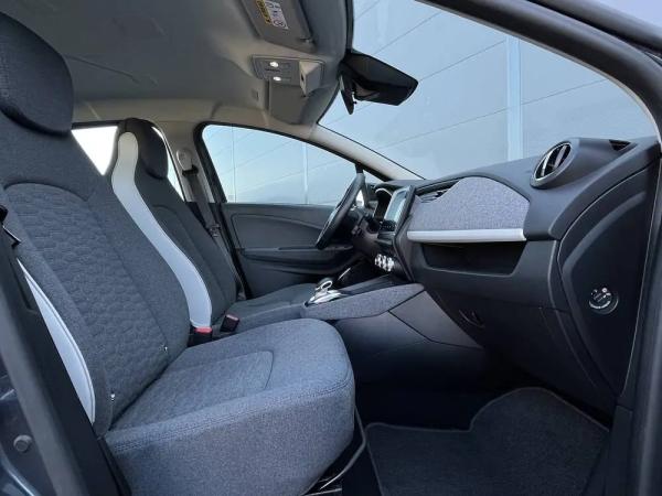 Grey Renault Zoe 2021 in Riga, with an engine capacity of 0.00 L and mileage of 113 thousand km for 14990 €, photo 5 on AUTOMOTO.COM.LV