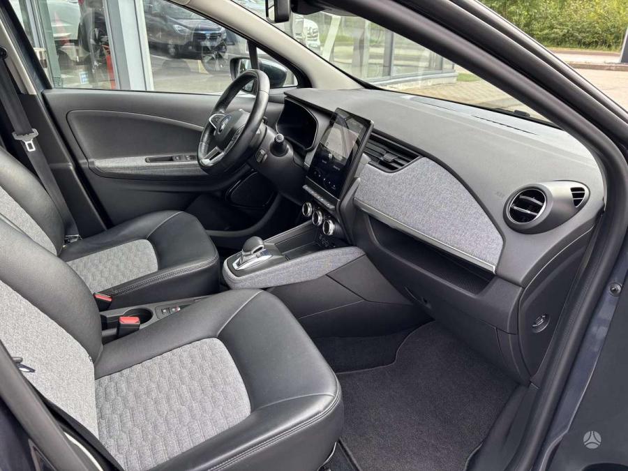 Grey Renault Zoe 2021 in Siauliai, with an engine capacity of 0.00 L and mileage of 71 thousand km for 13500 €, photo 6 on AUTOMOTO.COM.LV