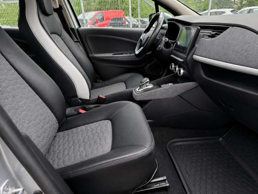 Grey Renault Zoe 2021 in Pakruojis, with an engine capacity of 0.00 L and mileage of 102 thousand km for 10400 €, photo 9 on AUTOMOTO.COM.LV